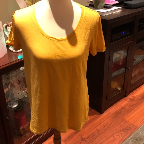 Akini | Tops | Short Sleeved Tee | Poshmark